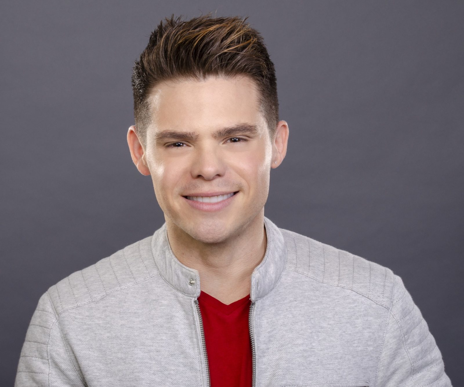 Willy Martin firmó contrato con Telemundo Center