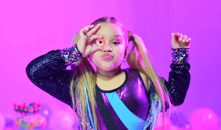 Con un "Manual" de diversión, Anny está de estreno