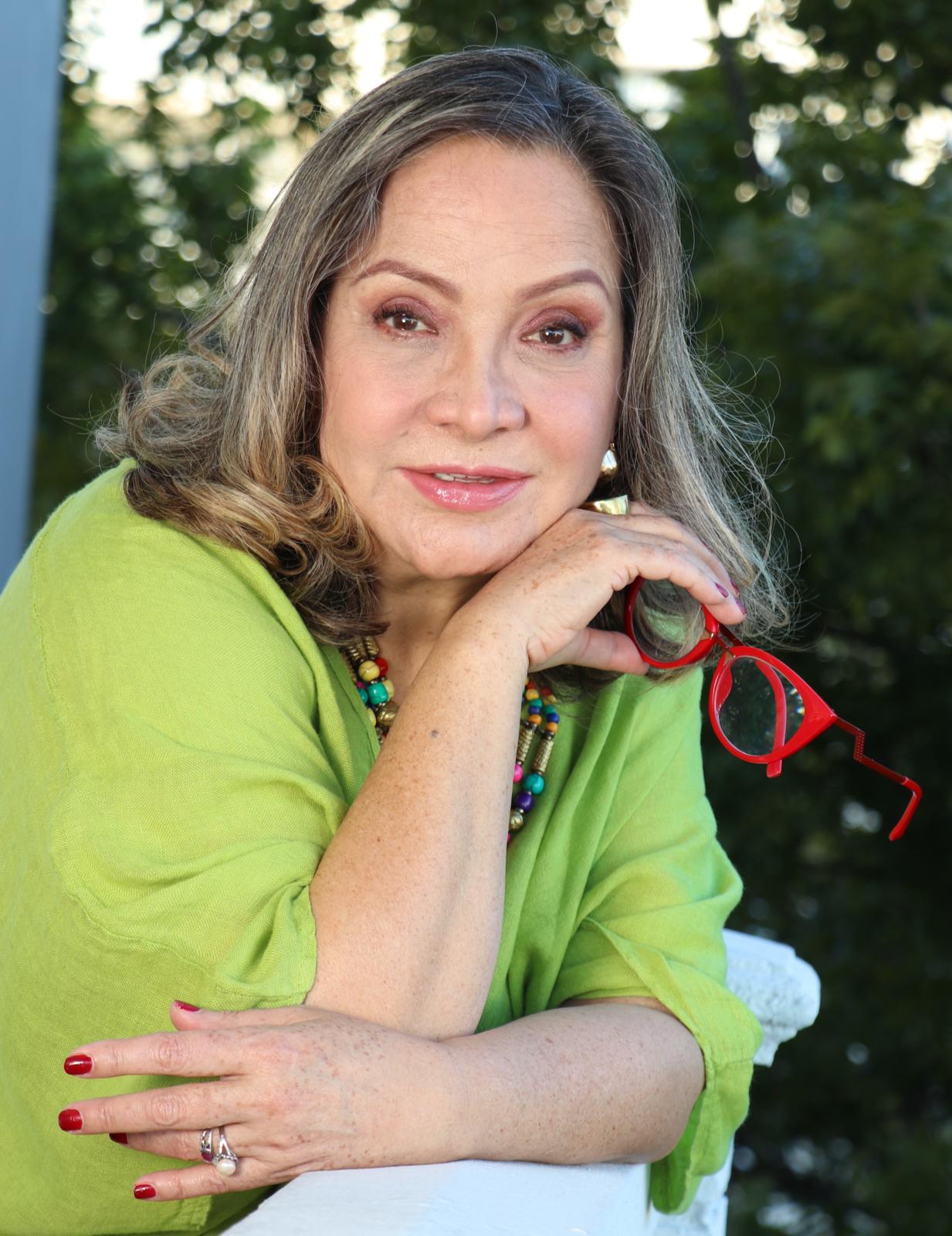 Elba Escobar inicia gira con su Stand Up Comedy