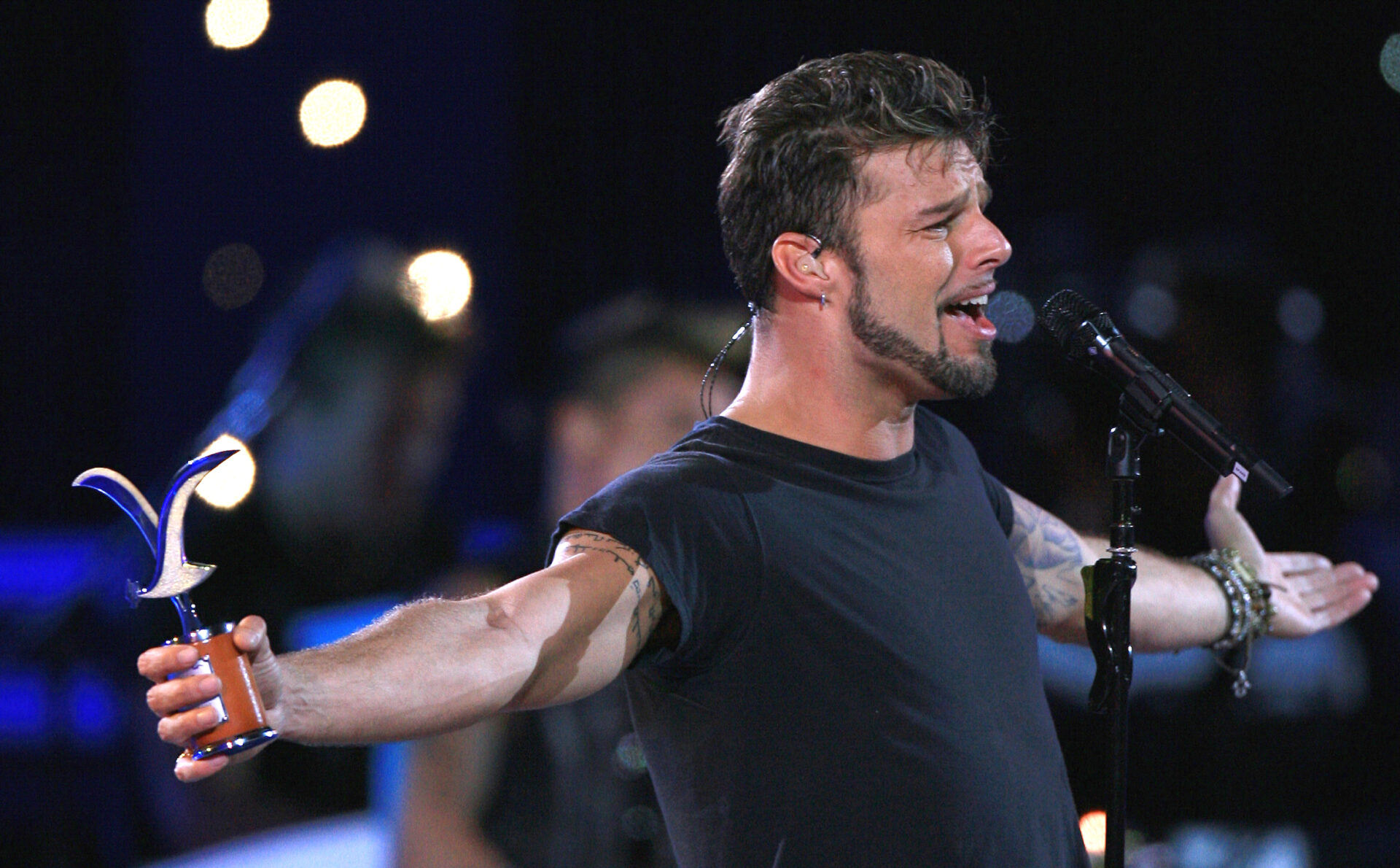 AYER Y HOY: Ricky Martin sigue siendo el mismo ¡BOMBÓN!