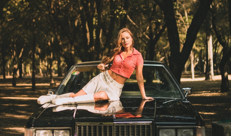 Sharlene da inicio a su trilogía musical