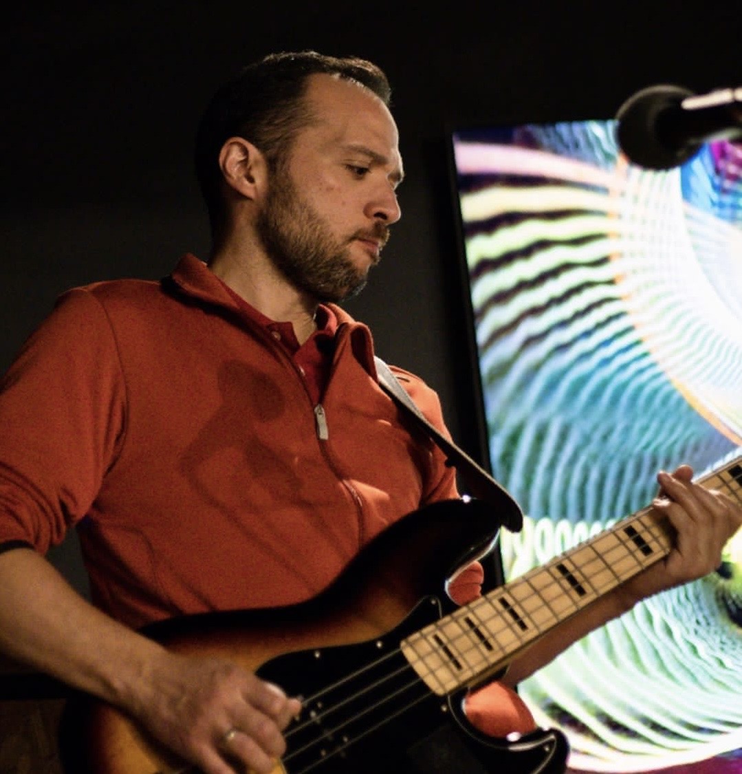 Adrián Caliman celebra 30 años de carrera musical con nueva producción