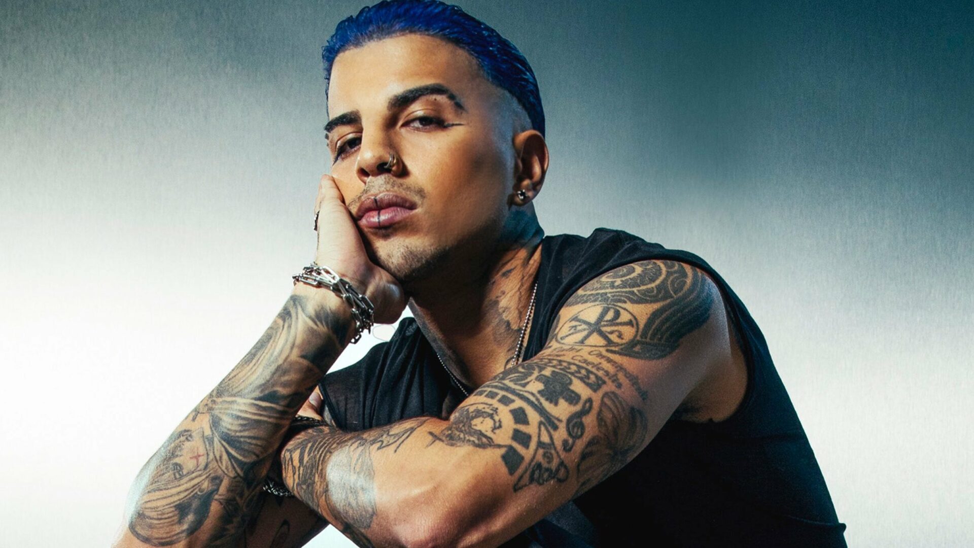 Rauw Alejandro se disloca el hombro al caerse durante su concierto