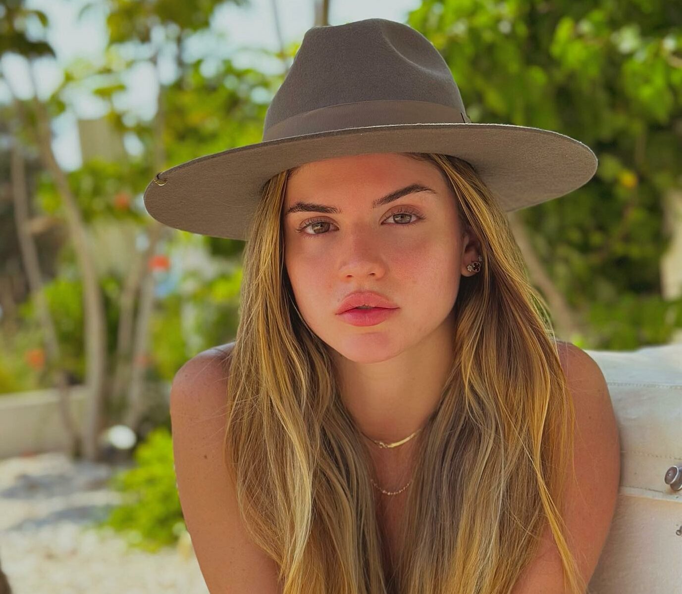 Las sensuales fotos de la nueva "moto mami" de Rauw Alejandro