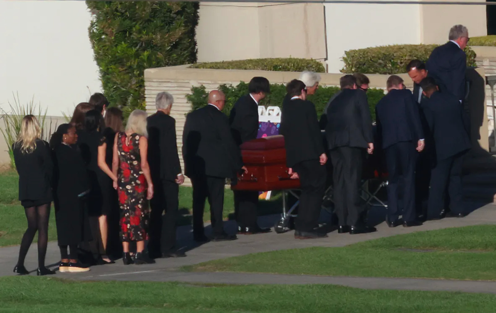 Las estrellas de "Friends" se reúnen para llorar a Matthew Perry en el ...