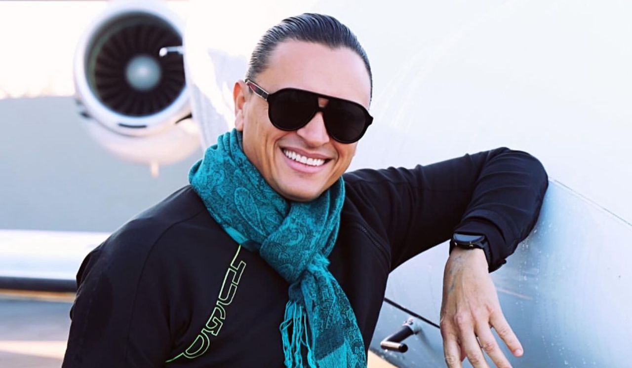 Elvis Crespo sorprende con nuevo look para que no lo comparen con Rosalía