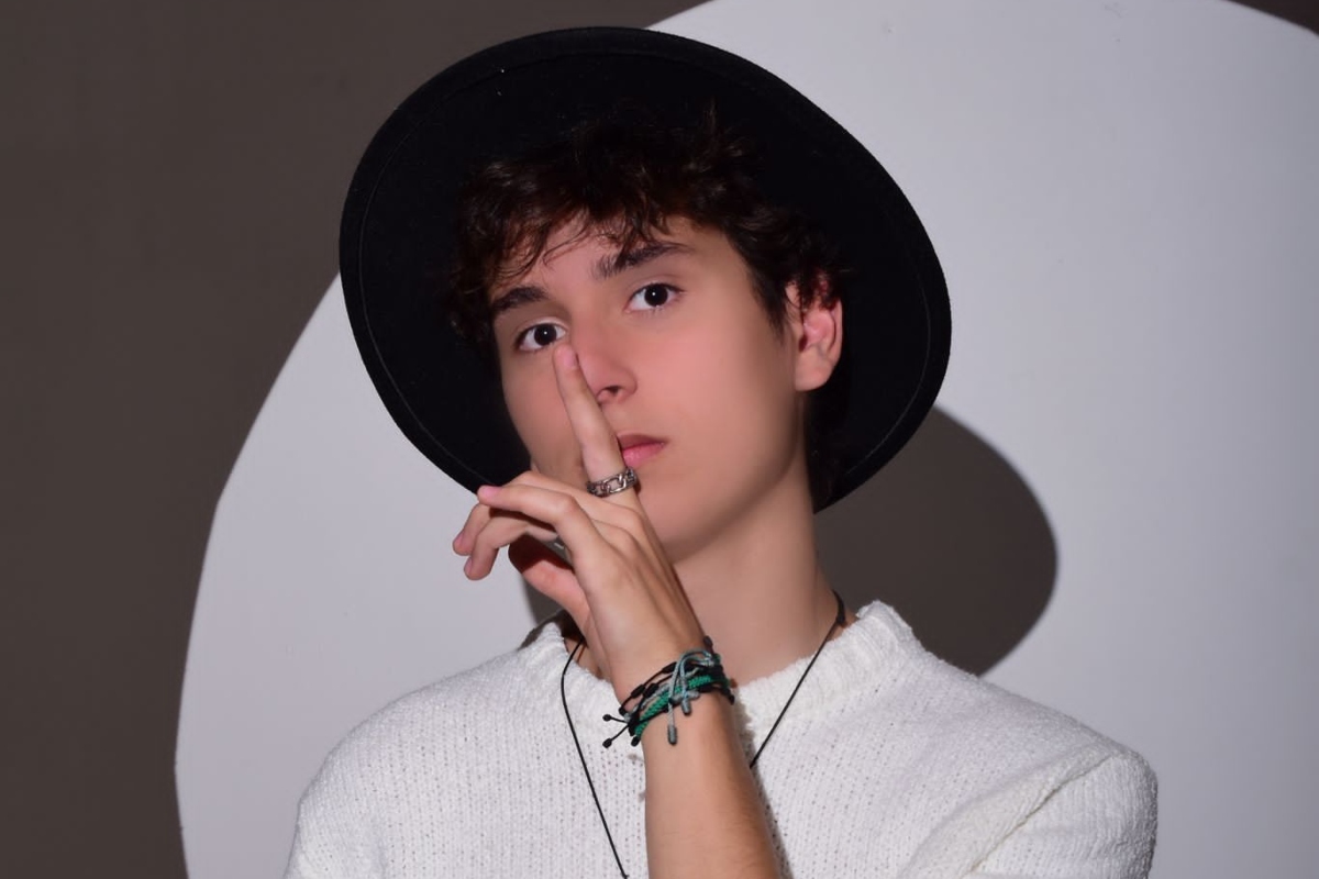 Ryan Cox revalida su trono en el Top 20 de Monitor Latino